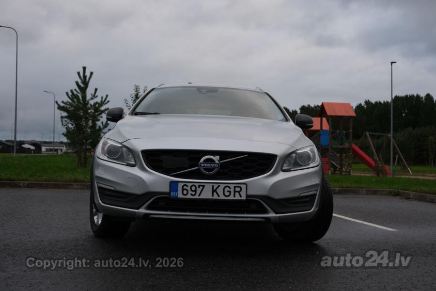 Pelēks Volvo V60 Cross Country 2018 Tallina, ar dzinēja tilpumu 2.00 L un nobraukumu 224 tūkst. km par 12000 €, foto 3 vietnē AUTOMOTO.COM.LV