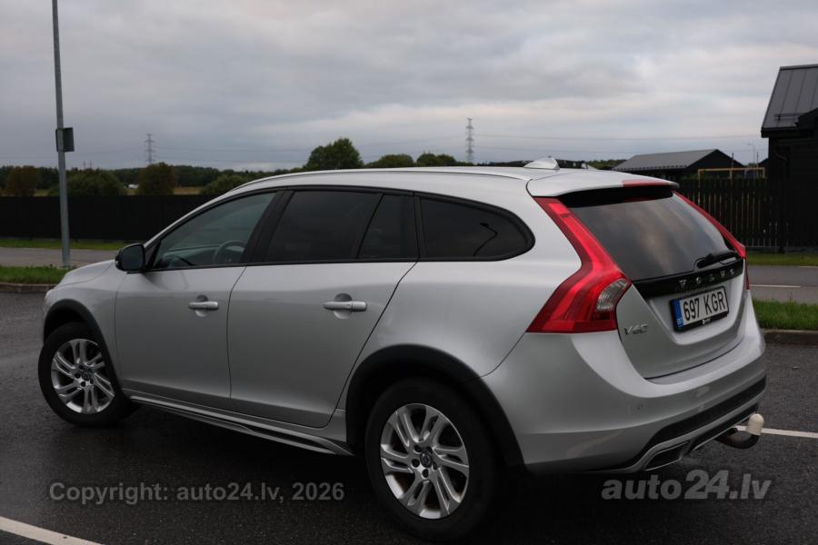 Pelēks Volvo V60 Cross Country 2018 Tallina, ar dzinēja tilpumu 2.00 L un nobraukumu 224 tūkst. km par 12000 €, foto 5 vietnē AUTOMOTO.COM.LV