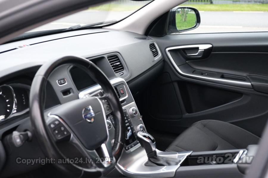 Pelēks Volvo V60 Cross Country 2018 Tallina, ar dzinēja tilpumu 2.00 L un nobraukumu 224 tūkst. km par 12000 €, foto 12 vietnē AUTOMOTO.COM.LV