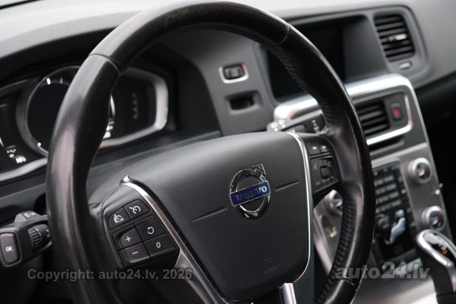 Pelēks Volvo V60 Cross Country 2018 Tallina, ar dzinēja tilpumu 2.00 L un nobraukumu 224 tūkst. km par 12000 €, foto 13 vietnē AUTOMOTO.COM.LV