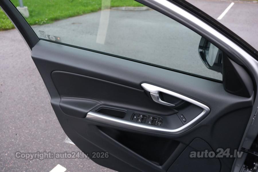 Pelēks Volvo V60 Cross Country 2018 Tallina, ar dzinēja tilpumu 2.00 L un nobraukumu 224 tūkst. km par 12000 €, foto 14 vietnē AUTOMOTO.COM.LV