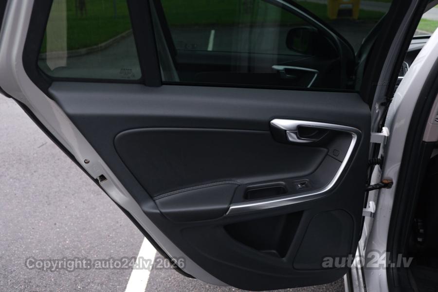 Pelēks Volvo V60 Cross Country 2018 Tallina, ar dzinēja tilpumu 2.00 L un nobraukumu 224 tūkst. km par 12000 €, foto 17 vietnē AUTOMOTO.COM.LV