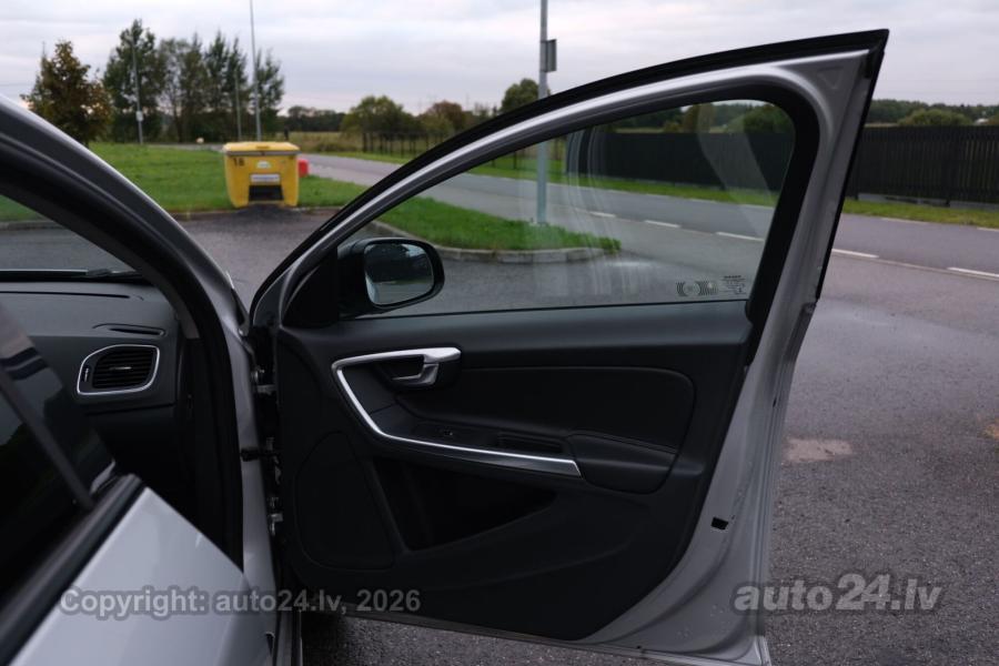 Pelēks Volvo V60 Cross Country 2018 Tallina, ar dzinēja tilpumu 2.00 L un nobraukumu 224 tūkst. km par 12000 €, foto 18 vietnē AUTOMOTO.COM.LV