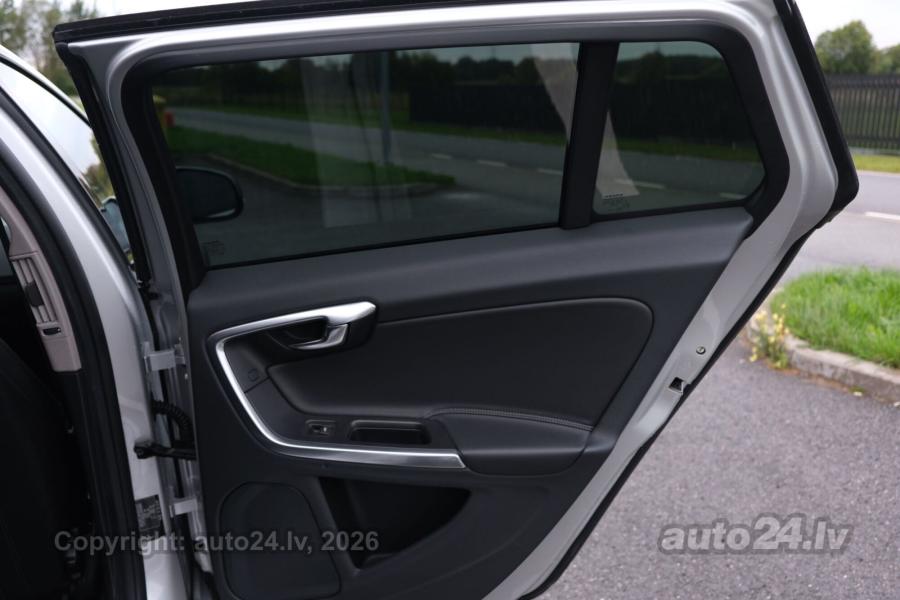 Pelēks Volvo V60 Cross Country 2018 Tallina, ar dzinēja tilpumu 2.00 L un nobraukumu 224 tūkst. km par 12000 €, foto 19 vietnē AUTOMOTO.COM.LV