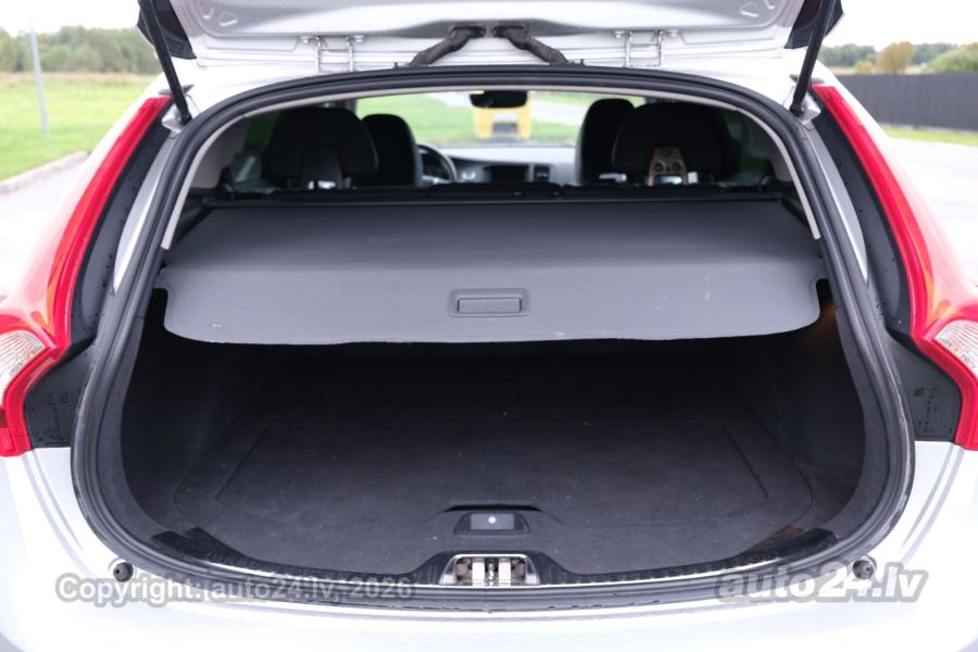 Pelēks Volvo V60 Cross Country 2018 Tallina, ar dzinēja tilpumu 2.00 L un nobraukumu 224 tūkst. km par 12000 €, foto 20 vietnē AUTOMOTO.COM.LV
