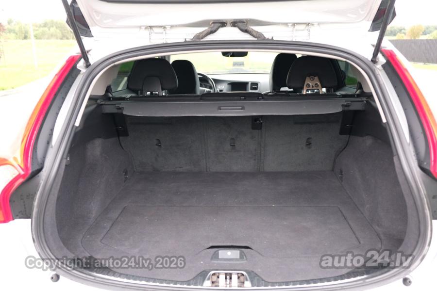 Pelēks Volvo V60 Cross Country 2018 Tallina, ar dzinēja tilpumu 2.00 L un nobraukumu 224 tūkst. km par 12000 €, foto 21 vietnē AUTOMOTO.COM.LV