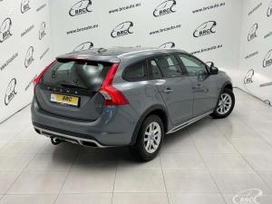 Grey Volvo V60 Cross Country 2018 in Vilnius, with an engine capacity of 1.97 L and mileage of 223 thousand km for 9600 €, photo 4 on AUTOMOTO.COM.LV