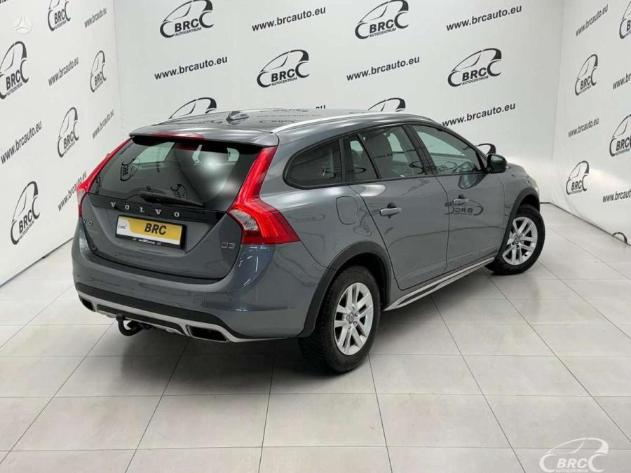 Grey Volvo V60 Cross Country 2018 in Vilnius, with an engine capacity of 1.97 L and mileage of 223 thousand km for 9600 €, photo 4 on AUTOMOTO.COM.LV