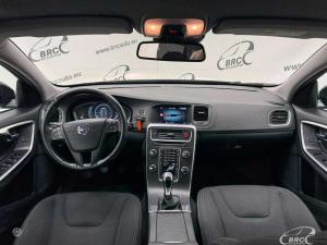 Grey Volvo V60 Cross Country 2018 in Vilnius, with an engine capacity of 1.97 L and mileage of 223 thousand km for 9600 €, photo 5 on AUTOMOTO.COM.LV