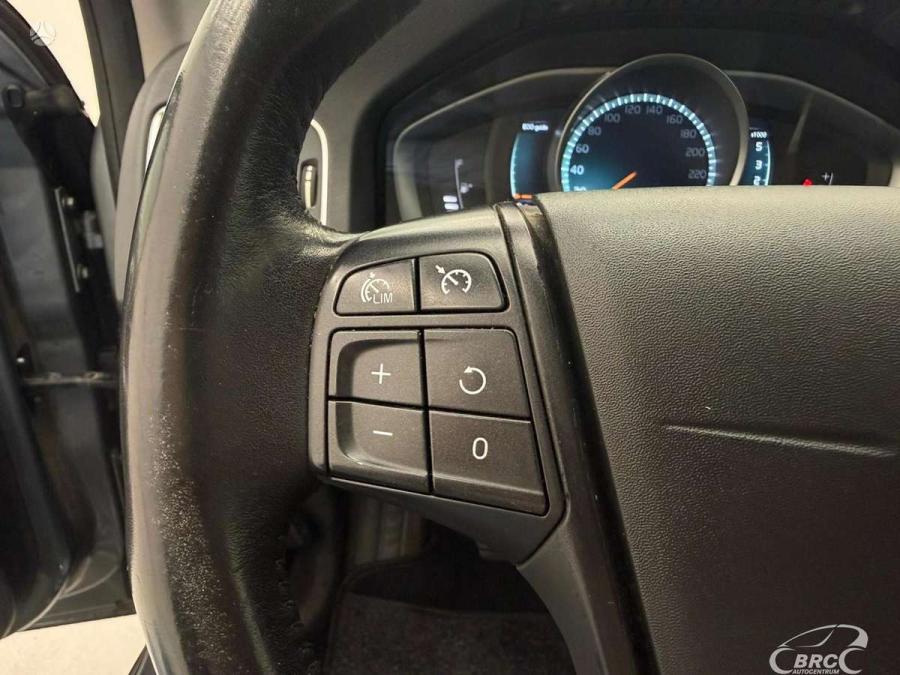 Grey Volvo V60 Cross Country 2018 in Vilnius, with an engine capacity of 1.97 L and mileage of 223 thousand km for 9600 €, photo 12 on AUTOMOTO.COM.LV