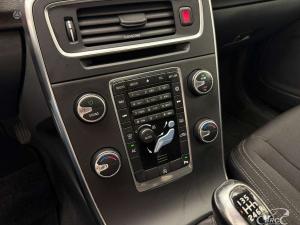 Grey Volvo V60 Cross Country 2018 in Vilnius, with an engine capacity of 1.97 L and mileage of 223 thousand km for 9600 €, photo 15 on AUTOMOTO.COM.LV