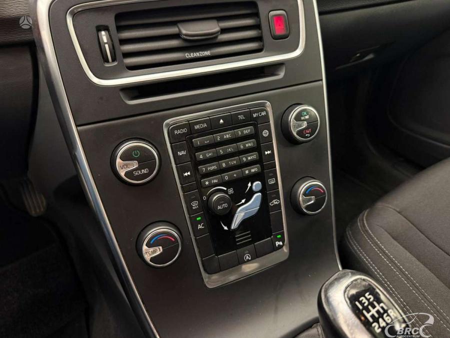 Grey Volvo V60 Cross Country 2018 in Vilnius, with an engine capacity of 1.97 L and mileage of 223 thousand km for 9600 €, photo 15 on AUTOMOTO.COM.LV