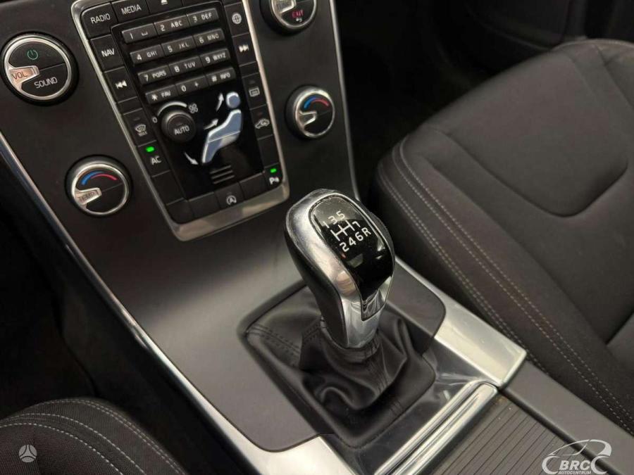 Grey Volvo V60 Cross Country 2018 in Vilnius, with an engine capacity of 1.97 L and mileage of 223 thousand km for 9600 €, photo 16 on AUTOMOTO.COM.LV
