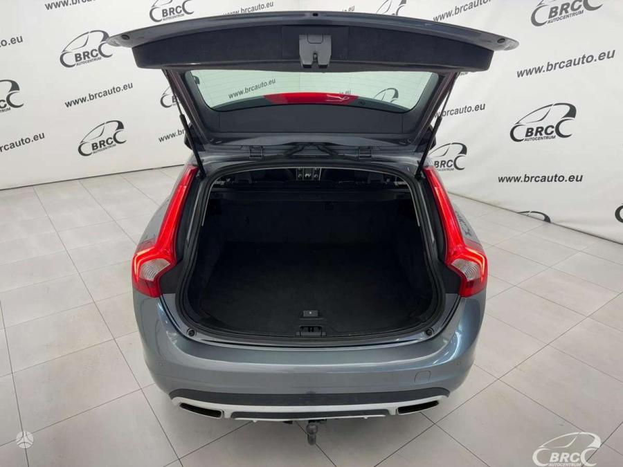 Grey Volvo V60 Cross Country 2018 in Vilnius, with an engine capacity of 1.97 L and mileage of 223 thousand km for 9600 €, photo 26 on AUTOMOTO.COM.LV