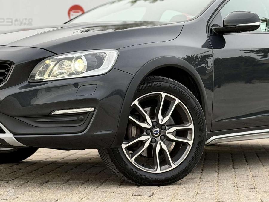 Grey Volvo V60 Cross Country 2018 in Taurage, with an engine capacity of 1.97 L and mileage of 222 thousand km for 9800 €, photo 5 on AUTOMOTO.COM.LV