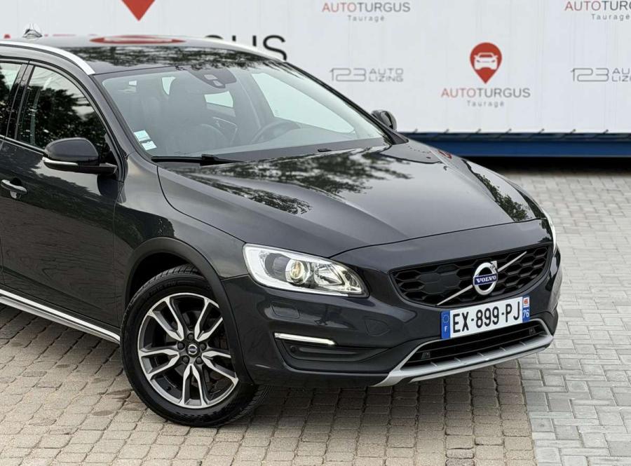 Grey Volvo V60 Cross Country 2018 in Taurage, with an engine capacity of 1.97 L and mileage of 222 thousand km for 9800 €, photo 7 on AUTOMOTO.COM.LV