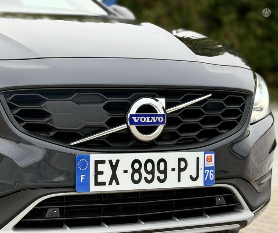 Grey Volvo V60 Cross Country 2018 in Taurage, with an engine capacity of 1.97 L and mileage of 222 thousand km for 9800 €, photo 11 on AUTOMOTO.COM.LV