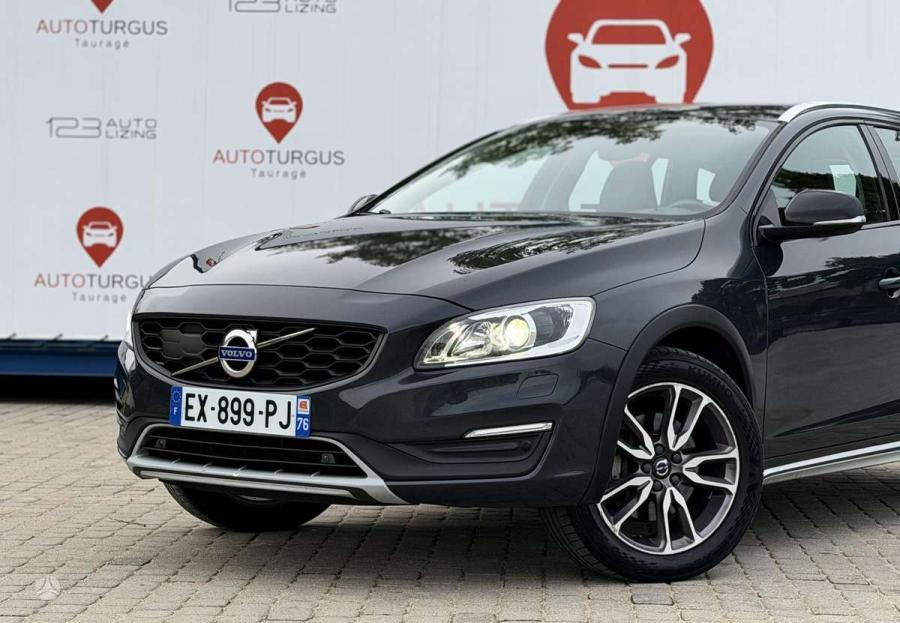 Grey Volvo V60 Cross Country 2018 in Taurage, with an engine capacity of 1.97 L and mileage of 222 thousand km for 9800 €, photo 12 on AUTOMOTO.COM.LV