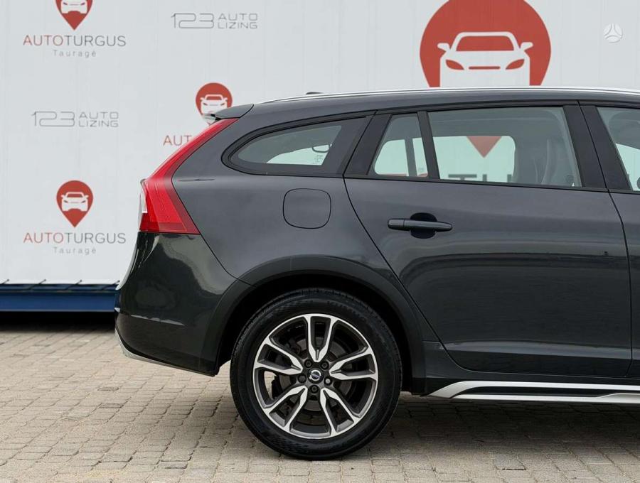 Grey Volvo V60 Cross Country 2018 in Taurage, with an engine capacity of 1.97 L and mileage of 222 thousand km for 9800 €, photo 16 on AUTOMOTO.COM.LV