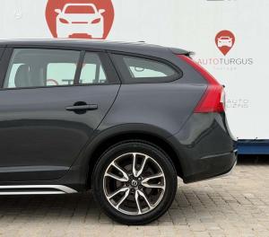 Grey Volvo V60 Cross Country 2018 in Taurage, with an engine capacity of 1.97 L and mileage of 222 thousand km for 9800 €, photo 19 on AUTOMOTO.COM.LV