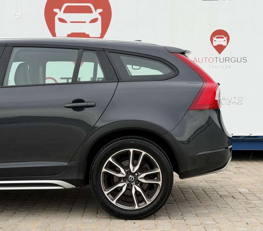 Grey Volvo V60 Cross Country 2018 in Taurage, with an engine capacity of 1.97 L and mileage of 222 thousand km for 9800 €, photo 19 on AUTOMOTO.COM.LV