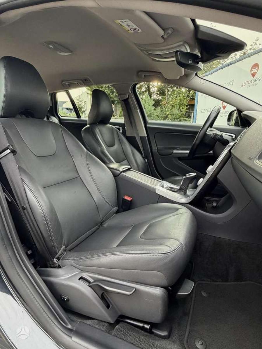 Grey Volvo V60 Cross Country 2018 in Taurage, with an engine capacity of 1.97 L and mileage of 222 thousand km for 9800 €, photo 36 on AUTOMOTO.COM.LV