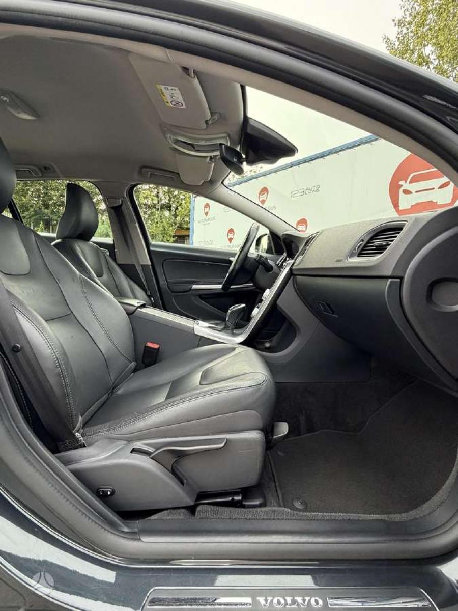 Grey Volvo V60 Cross Country 2018 in Taurage, with an engine capacity of 1.97 L and mileage of 222 thousand km for 9800 €, photo 38 on AUTOMOTO.COM.LV