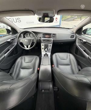 Grey Volvo V60 Cross Country 2018 in Taurage, with an engine capacity of 1.97 L and mileage of 222 thousand km for 9800 €, photo 39 on AUTOMOTO.COM.LV