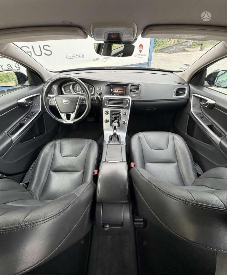 Grey Volvo V60 Cross Country 2018 in Taurage, with an engine capacity of 1.97 L and mileage of 222 thousand km for 9800 €, photo 39 on AUTOMOTO.COM.LV