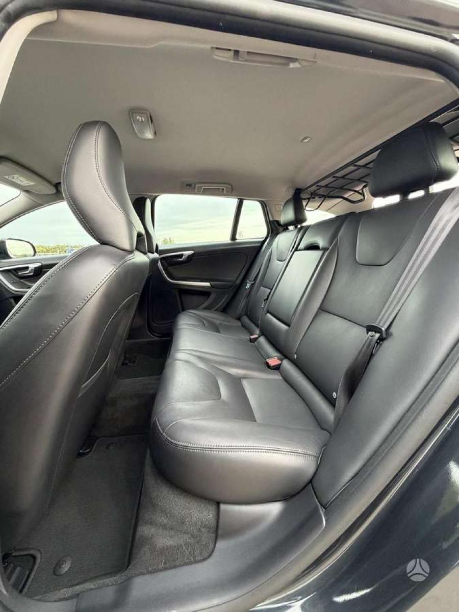 Grey Volvo V60 Cross Country 2018 in Taurage, with an engine capacity of 1.97 L and mileage of 222 thousand km for 9800 €, photo 42 on AUTOMOTO.COM.LV
