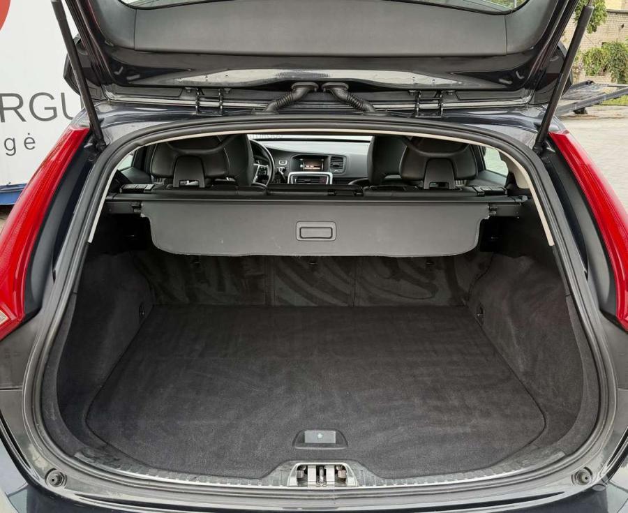 Grey Volvo V60 Cross Country 2018 in Taurage, with an engine capacity of 1.97 L and mileage of 222 thousand km for 9800 €, photo 43 on AUTOMOTO.COM.LV