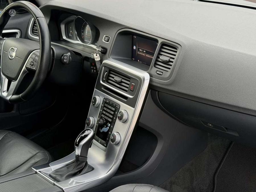 Grey Volvo V60 Cross Country 2018 in Taurage, with an engine capacity of 1.97 L and mileage of 222 thousand km for 9800 €, photo 45 on AUTOMOTO.COM.LV