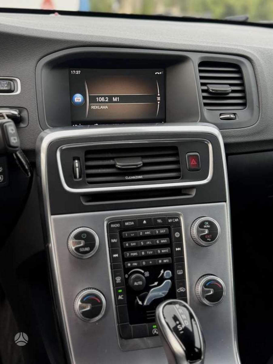 Grey Volvo V60 Cross Country 2018 in Taurage, with an engine capacity of 1.97 L and mileage of 222 thousand km for 9800 €, photo 53 on AUTOMOTO.COM.LV