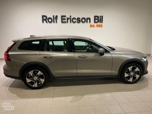 Grey Volvo V60 Cross Country 2019 in Kaunas, with an engine capacity of 0.00 L and mileage of 38 thousand km for 36153 €, photo 3 on AUTOMOTO.COM.LV