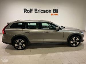 Grey Volvo V60 Cross Country 2019 in Kaunas, with an engine capacity of 0.00 L and mileage of 38 thousand km for 36153 €, photo 3 on AUTOMOTO.COM.LV