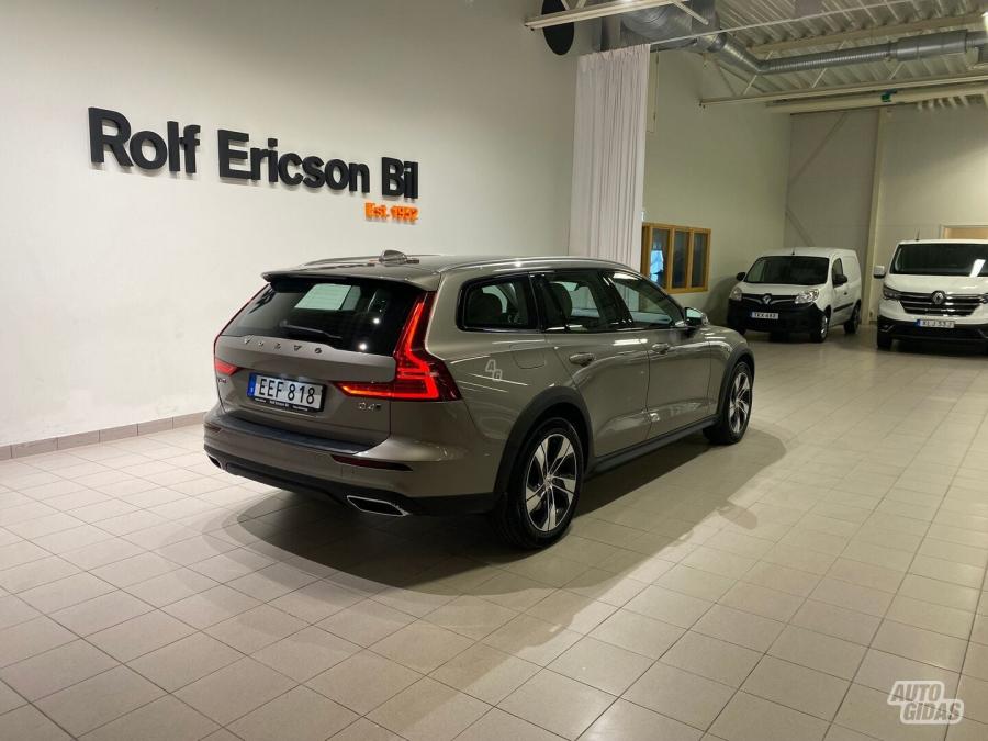 Grey Volvo V60 Cross Country 2019 in Kaunas, with an engine capacity of 0.00 L and mileage of 38 thousand km for 36153 €, photo 4 on AUTOMOTO.COM.LV