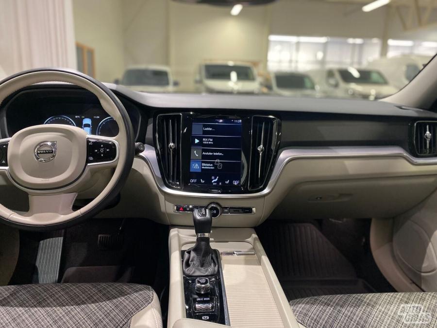 Grey Volvo V60 Cross Country 2019 in Kaunas, with an engine capacity of 0.00 L and mileage of 38 thousand km for 36153 €, photo 11 on AUTOMOTO.COM.LV
