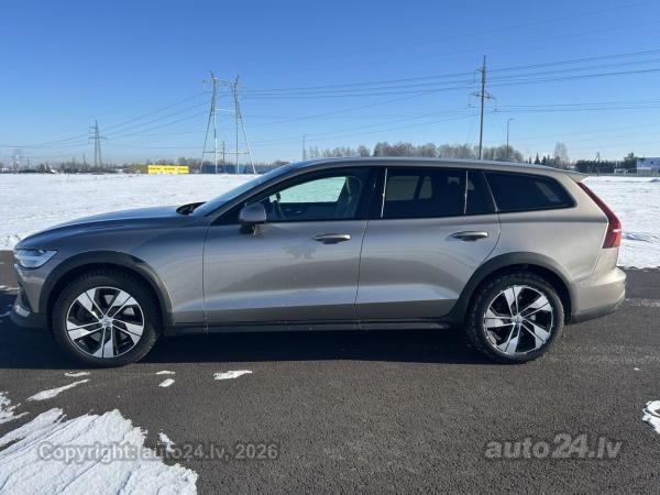 Grey Volvo V60 Cross Country 2019 in Tartu, with an engine capacity of 2.00 L and mileage of 156 thousand km for 22500 €, photo 2 on AUTOMOTO.COM.LV