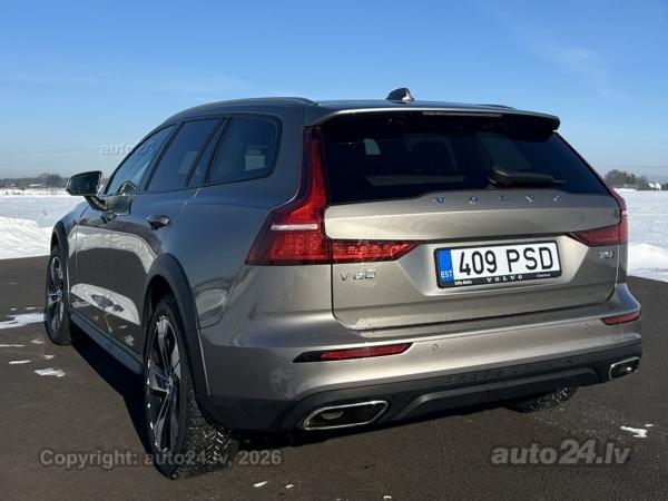 Grey Volvo V60 Cross Country 2019 in Tartu, with an engine capacity of 2.00 L and mileage of 156 thousand km for 22500 €, photo 3 on AUTOMOTO.COM.LV