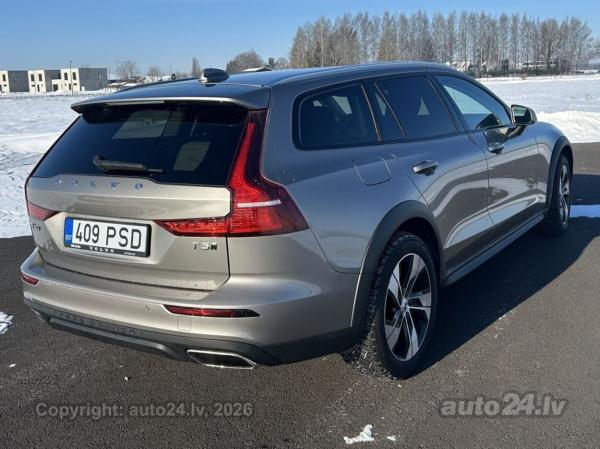 Grey Volvo V60 Cross Country 2019 in Tartu, with an engine capacity of 2.00 L and mileage of 156 thousand km for 22500 €, photo 4 on AUTOMOTO.COM.LV