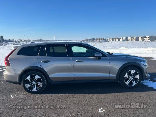 Grey Volvo V60 Cross Country 2019 in Tartu, with an engine capacity of 2.00 L and mileage of 156 thousand km for 22500 €, photo 5 on AUTOMOTO.COM.LV