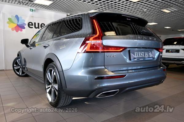 Grey Volvo V60 Cross Country 2019 in Tallinn, with an engine capacity of 2.00 L and mileage of 123 thousand km for 29990 €, photo 3 on AUTOMOTO.COM.LV