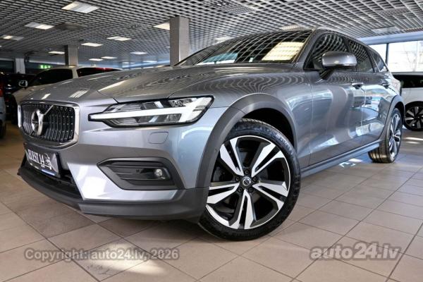 Grey Volvo V60 Cross Country 2019 in Tallinn, with an engine capacity of 2.00 L and mileage of 123 thousand km for 29990 €, photo 4 on AUTOMOTO.COM.LV