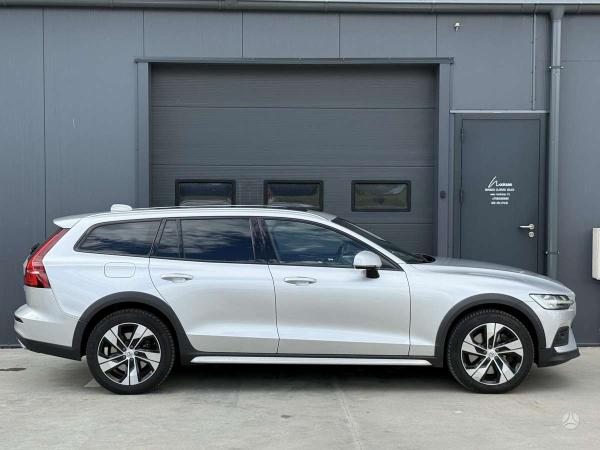 Pelēks Volvo V60 Cross Country 2019 Kauņa, ar dzinēja tilpumu 1.97 L un nobraukumu 263 tūkst. km par 19500 €, foto 10 vietnē AUTOMOTO.COM.LV