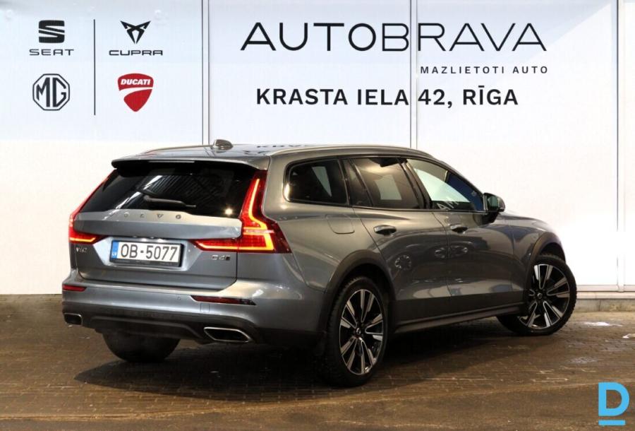 Pelēks Volvo V60 Cross Country 2020 Rīga, ar dzinēja tilpumu 2.00 L un nobraukumu 151 tūkst. km par 26800 €, foto 2 vietnē AUTOMOTO.COM.LV