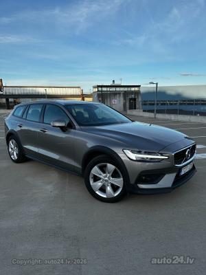 Pelēks Volvo V60 Cross Country 2020 Tallina, ar dzinēja tilpumu 2.00 L un nobraukumu 143 tūkst. km par 26500 €, foto  vietnē AUTOMOTO.COM.LV