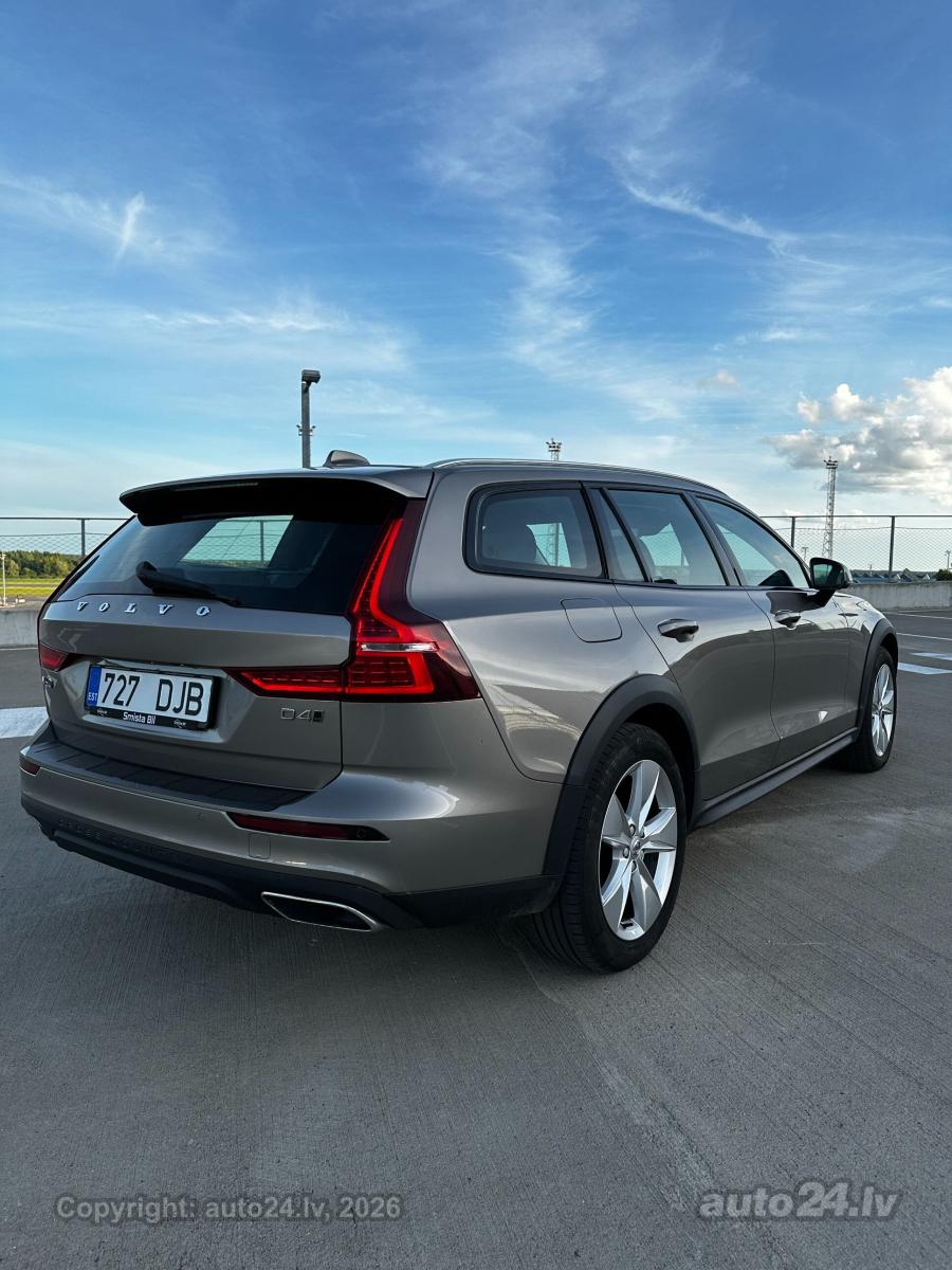 Pelēks Volvo V60 Cross Country 2020 Tallina, ar dzinēja tilpumu 2.00 L un nobraukumu 143 tūkst. km par 26500 €, foto 4 vietnē AUTOMOTO.COM.LV