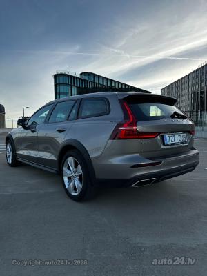 Pelēks Volvo V60 Cross Country 2020 Tallina, ar dzinēja tilpumu 2.00 L un nobraukumu 143 tūkst. km par 26500 €, foto 5 vietnē AUTOMOTO.COM.LV