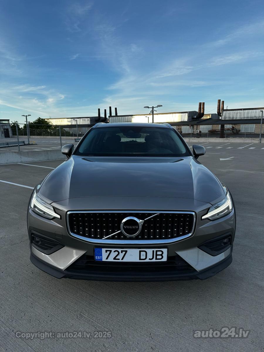 Pelēks Volvo V60 Cross Country 2020 Tallina, ar dzinēja tilpumu 2.00 L un nobraukumu 143 tūkst. km par 26500 €, foto 6 vietnē AUTOMOTO.COM.LV