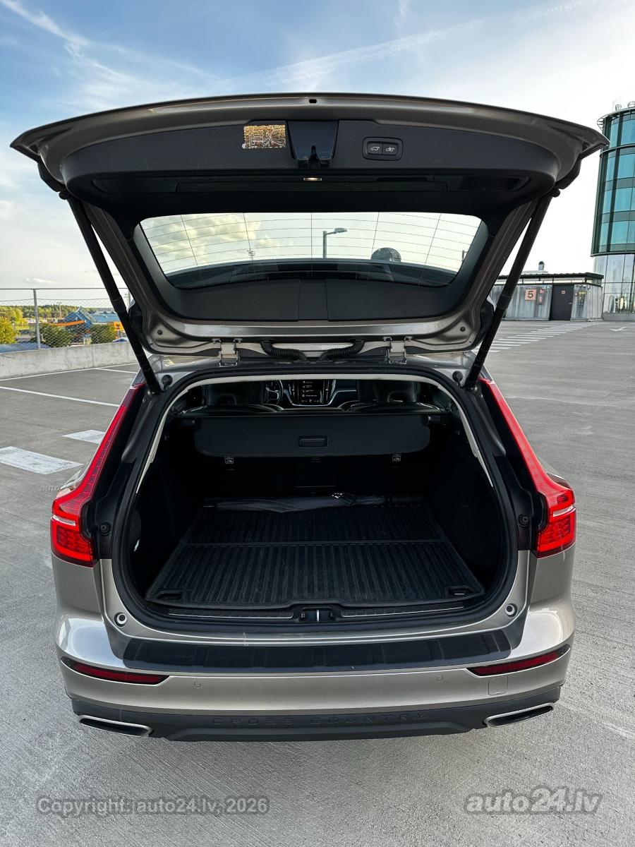 Pelēks Volvo V60 Cross Country 2020 Tallina, ar dzinēja tilpumu 2.00 L un nobraukumu 143 tūkst. km par 26500 €, foto 7 vietnē AUTOMOTO.COM.LV